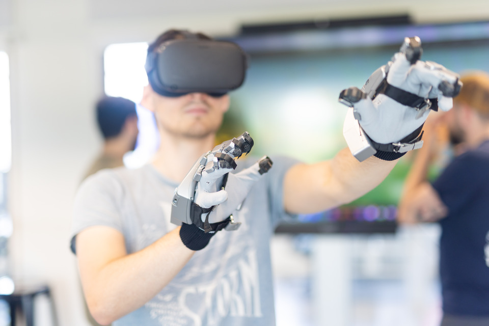 Fontys InnovationLab | How do you enable eye tracking in VR applications?